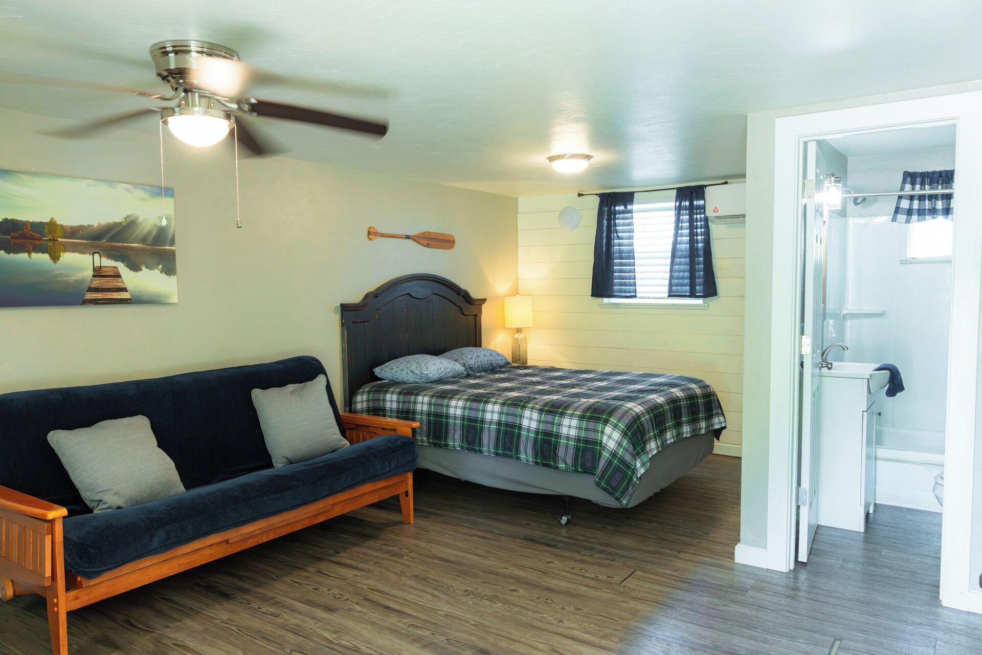 Quarto Básico (Quad Plex Unit, Not Lake View, No Pet) | Com decoração personalizada, com mobília individualizada, Wi-fi grátis 