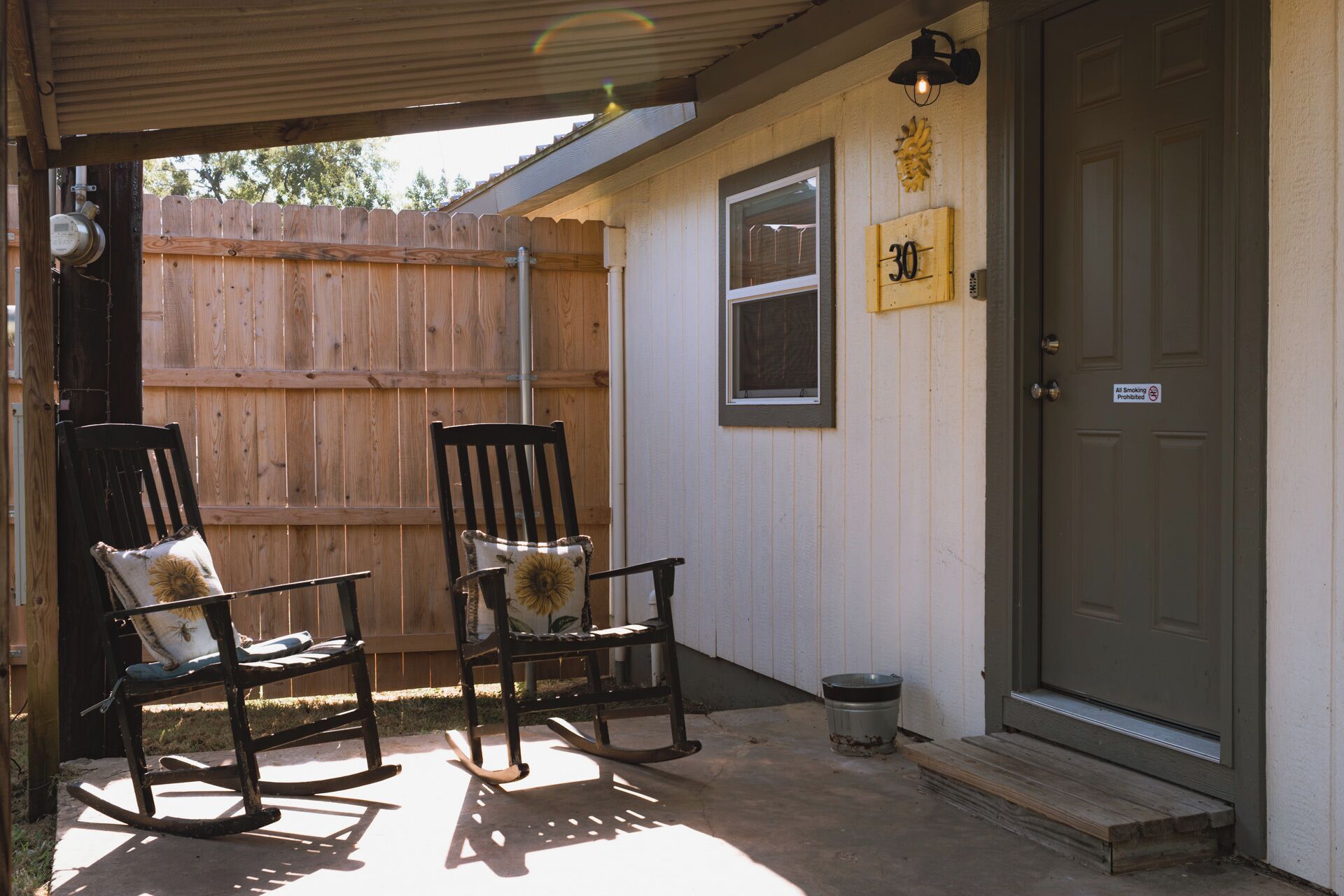 Quarto básico, cozinha americana (Cozy Room, Not Lake View, No Pet) | Individualmente decorados, individualmente mobiliados, Wi-Fi de cortesia