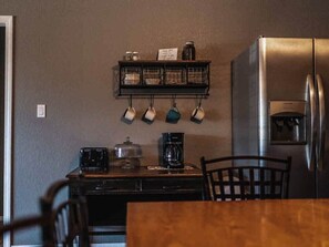 Apartamento luxo, 2 quartos, cozinha, vista para o lago | Cozinha privada | Micro-ondas, cafeteira/chaleira