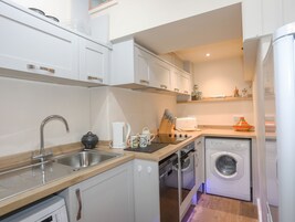 Um frigorífico, uma máquina de lavar louça, uma chaleira elétrica 