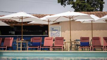 Piscina externa, espreguiçadeiras