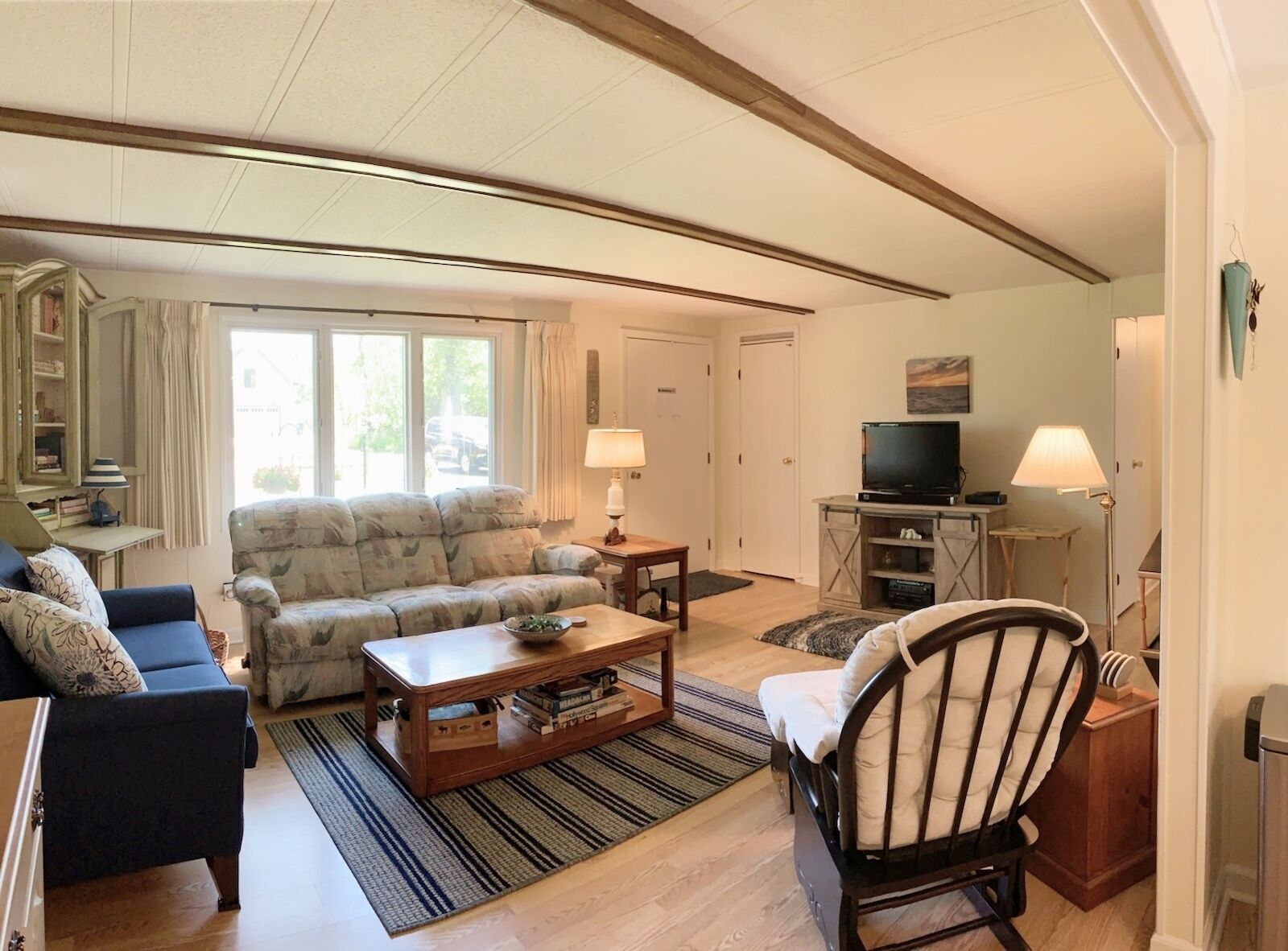 Bevlyn Cottage: Walk To Lake Michigan, Charming Cottage W/ Deck & Fire Pit - Douglas, MI