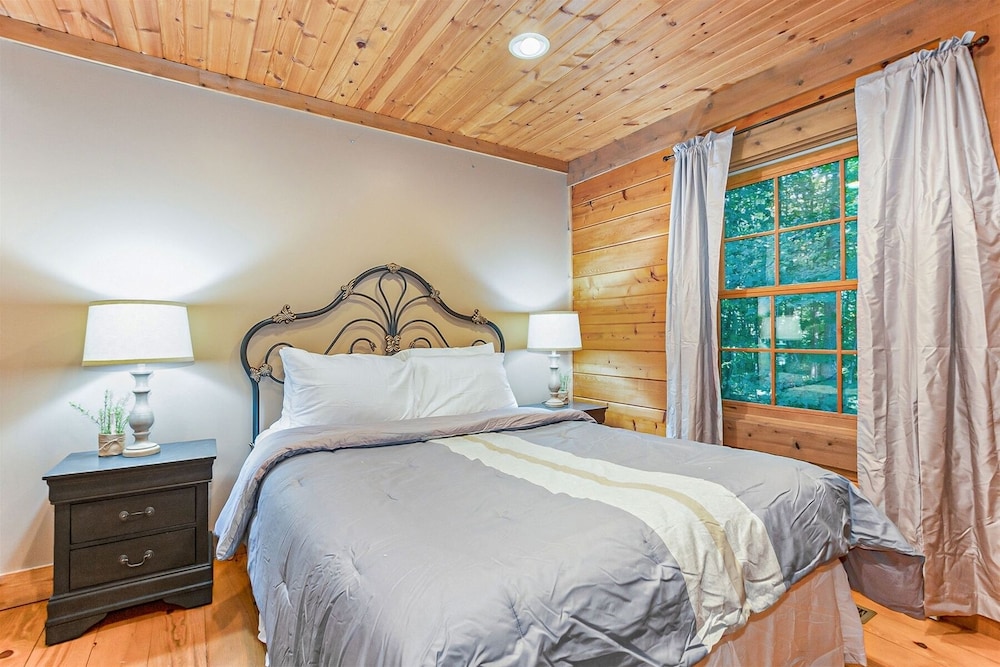 Hideaway Cabin: Private Indoor Pool! Fireplace, Fire Pit, Dog Friendly, Nature - Saugatuck, MI