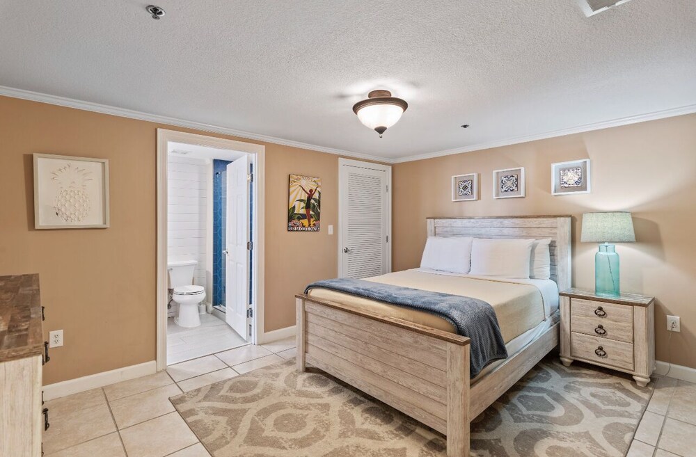 New To Vrbo! Walk To Beach! Newly Updated 3bd/3ba W/ Full Ocean Views Sleeps11 - Destin, FL