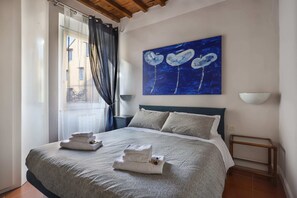 Apartamento Básico, 1 cama queen-size e sofá-cama | 1 quarto, secretária adequada para computadores portáteis 