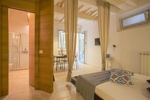 Apartamento Básico, 1 cama queen-size | 1 quarto, secretária adequada para computadores portáteis 