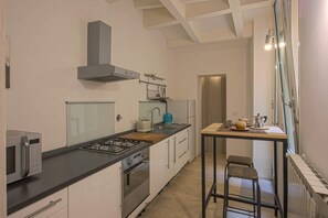 Apartamento Básico, 1 cama queen-size | Cozinha privada | Um frigorífico, um micro-ondas, um forno, uma placa de cozinha 