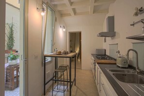 Apartamento Básico, 1 cama queen-size | Cozinha privada | Um frigorífico, um micro-ondas, um forno, uma placa de cozinha 