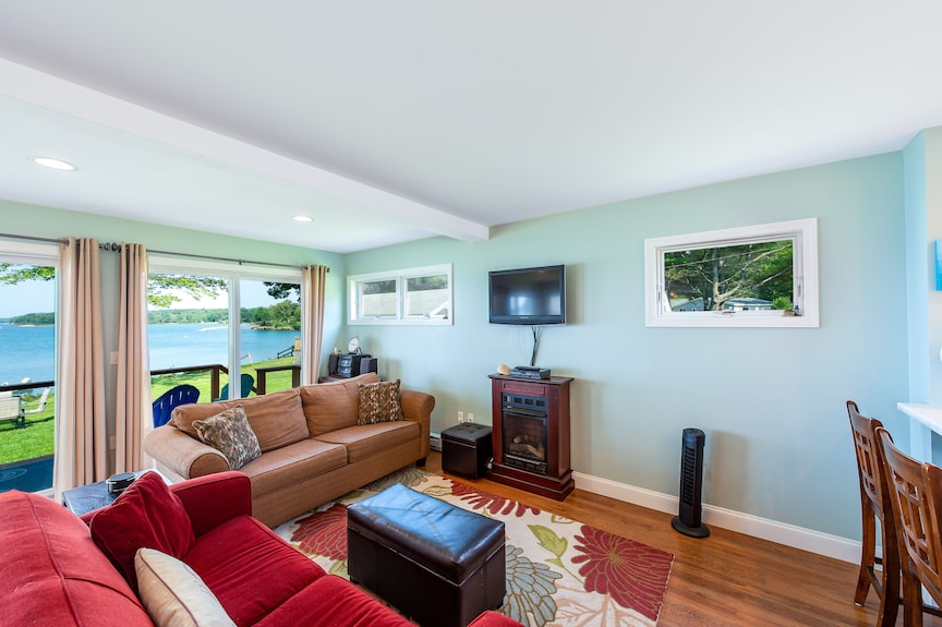 Beautiful Ocean Views And Spectacular Sunsets At This Modern Beachfront Home - Freeport, ME