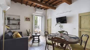 Apartamento básico, várias camas | Área de estar | TV