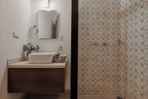 Apartamento Superior | Casa de banho | Um polibã, toalhas fornecidas 