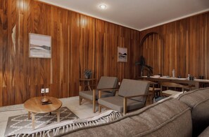 Apartamento Superior | Sala de estar | Televisor de 32 polegadas com canais digitais, Netflix 