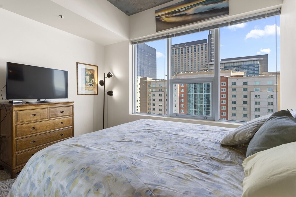 19th Floor Condo, Downtown Denver - Amazing Views - Denver | Vrbo