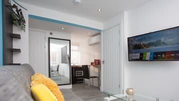 Suite-Estúdio Familiar | Sala de estar | Smart TV de 42 de polegadas com canais via satélite, televisor, Netflix