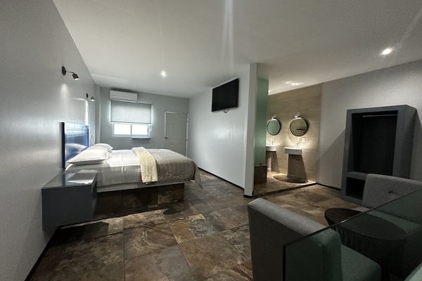 Quarto Deluxe | Roupa hipoalergénica, secretária