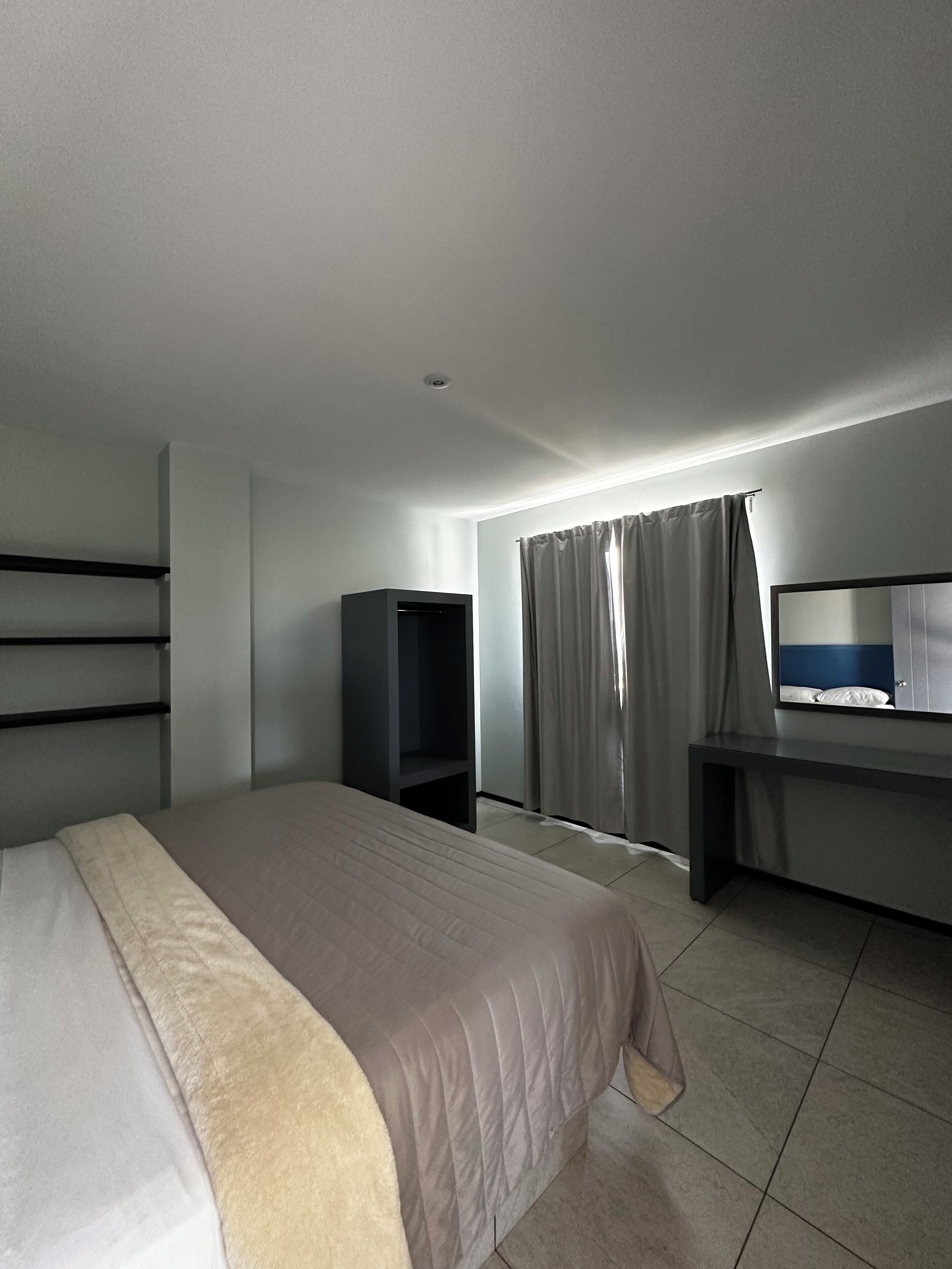 Apartamento família | Roupas de cama antialérgicas, escrivaninha