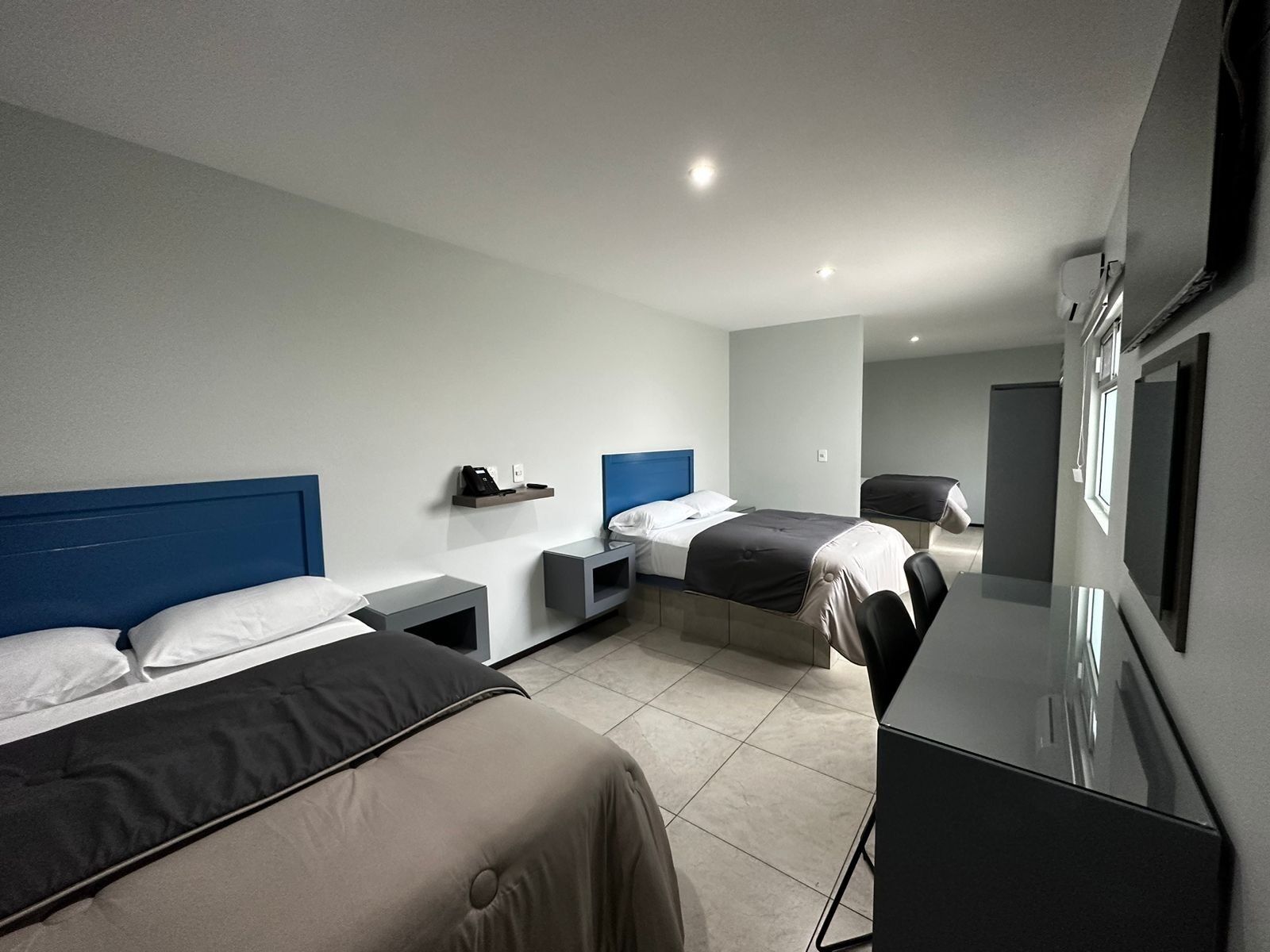 Quarto família, várias camas | Roupas de cama antialérgicas, escrivaninha