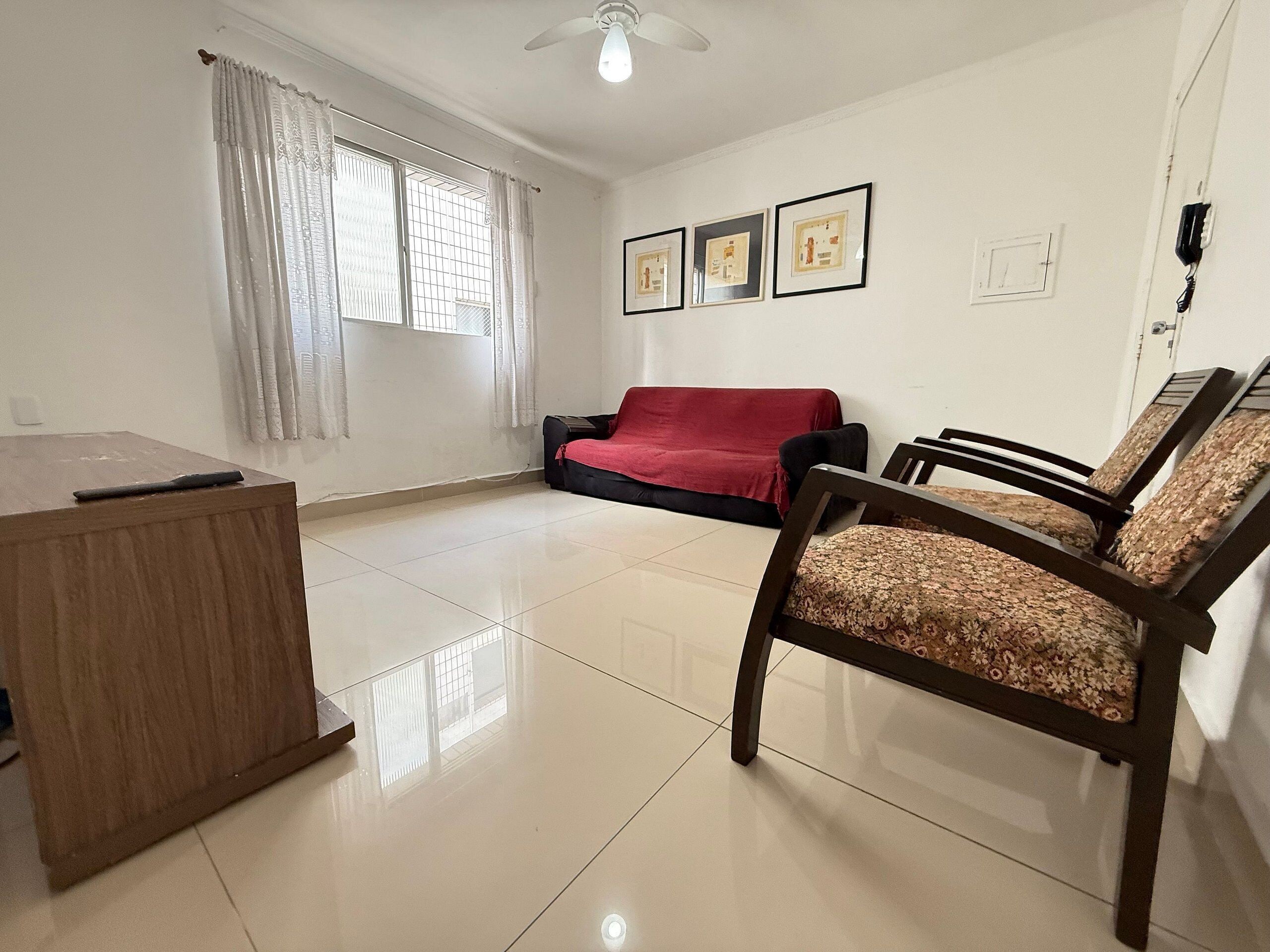 Apartamento Superior, 1 quarto, vista para o pátio | Sala de estar | Smart TV de 32 de polegadas com canais digitais, televisor, Netflix 