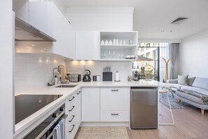 Apartamento Deluxe | Cozinha privada | Minifrigorífico, um forno, uma placa de cozinha 