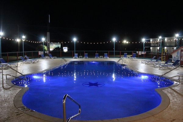 Piscina exterior sazonal, da(s) 7:00 à(s) 22:00, toldos gratuitos