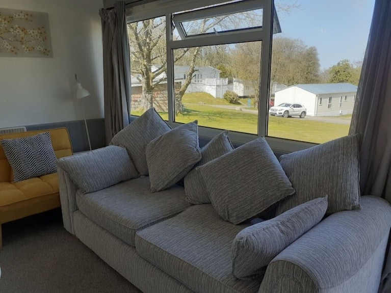 Buttercup Burrow, Modern Seaside Chalet - 클로벨리