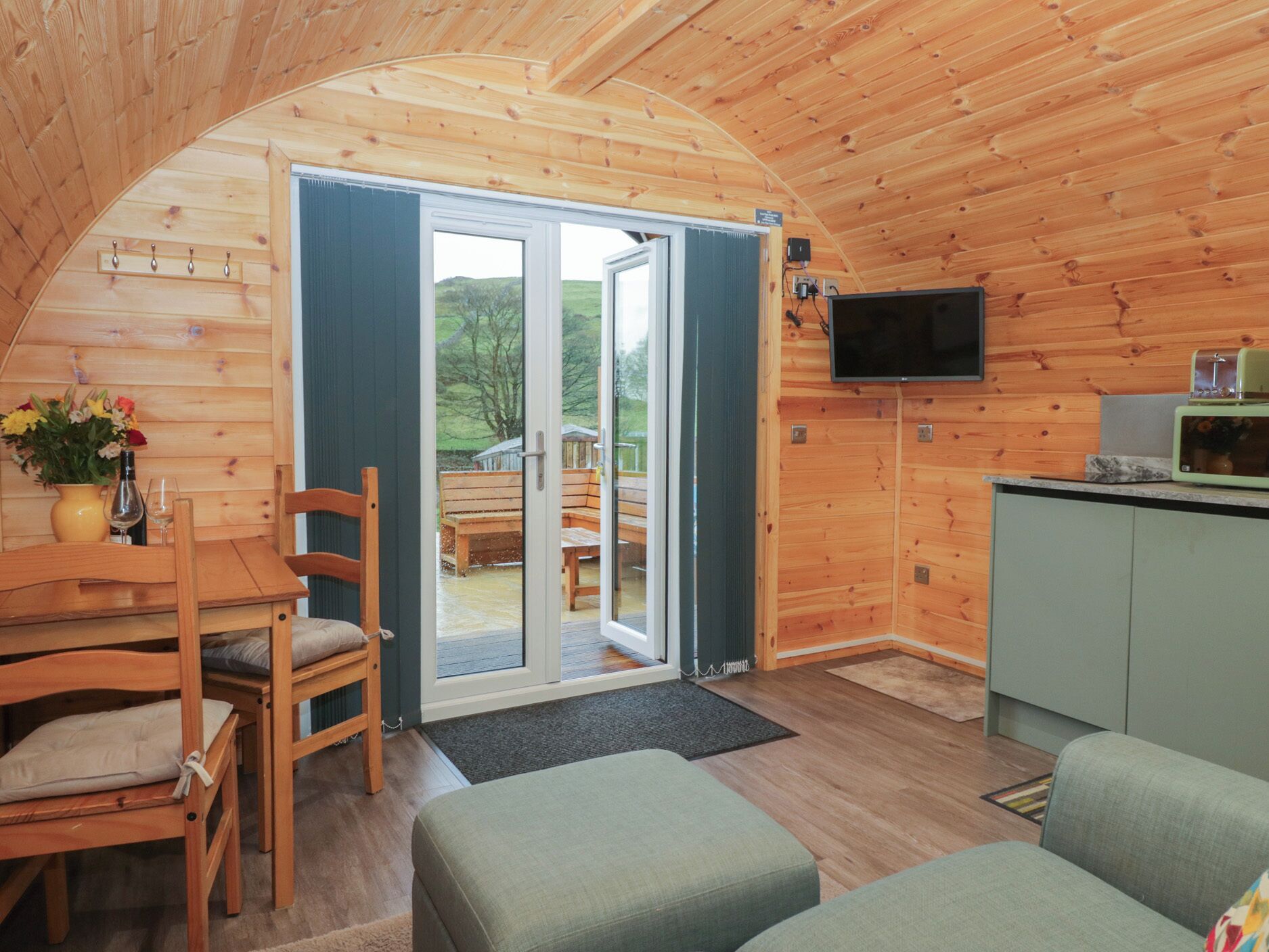 Beech, Romantic, With Hot Tub In Ulverston - Ulverston