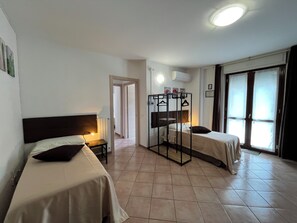 Quarto quádruplo básico | Camas com colchões pillow-top, escrivaninha, Wi-Fi de cortesia