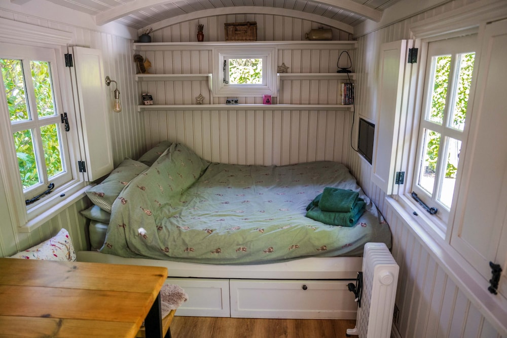 Shepherd's hut with hot tub in its own secluded garden - Kirkandrews | Vrbo
