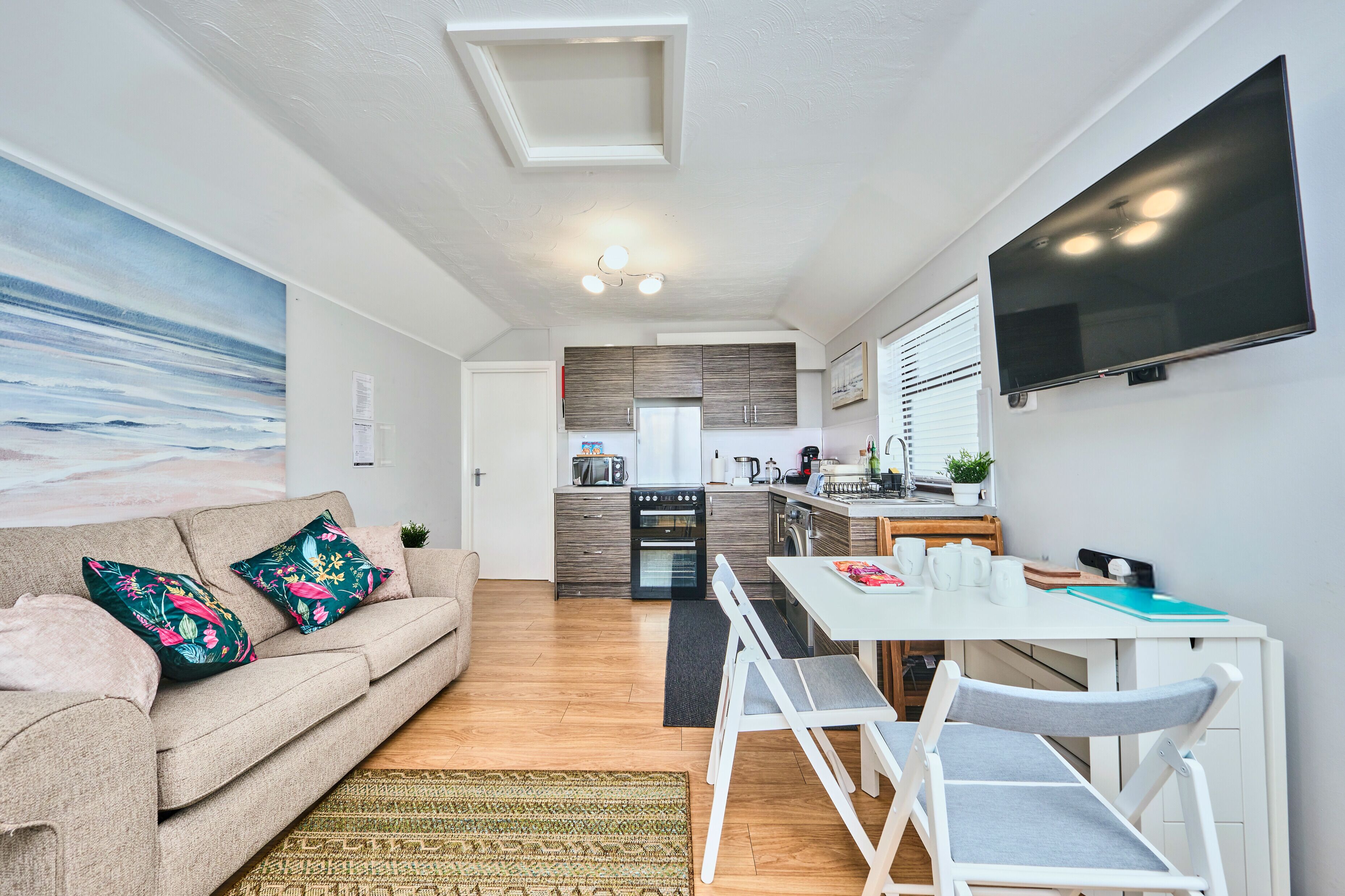 Apartamento Deluxe | Sala de estar | Televisor de 40 polegadas com canais digitais 