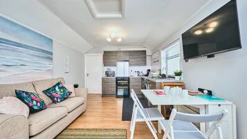 Apartamento Deluxe | Sala de estar | Televisor de 40 polegadas com canais digitais