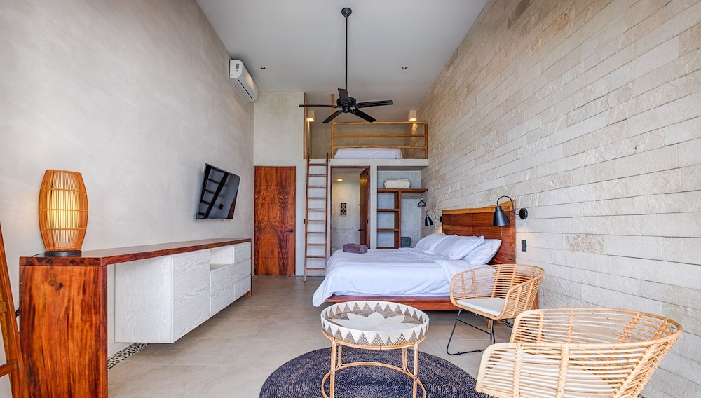 Beautiful Beachfront Villa, Perfect For Large Groups, Heated Pools And A Chef - Akumal