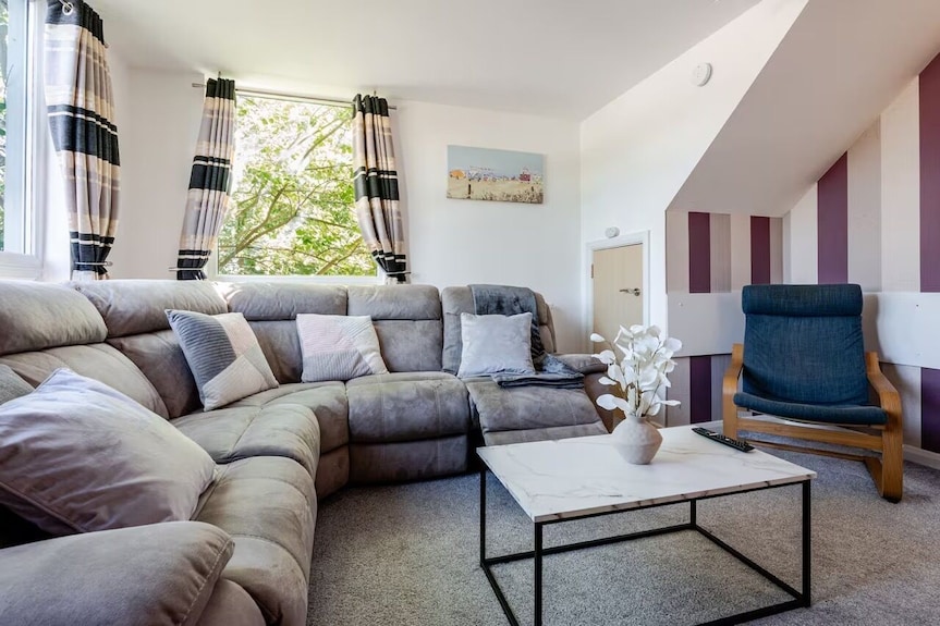 Comfortable 3-storey House With Free Car Parking - Altrincham