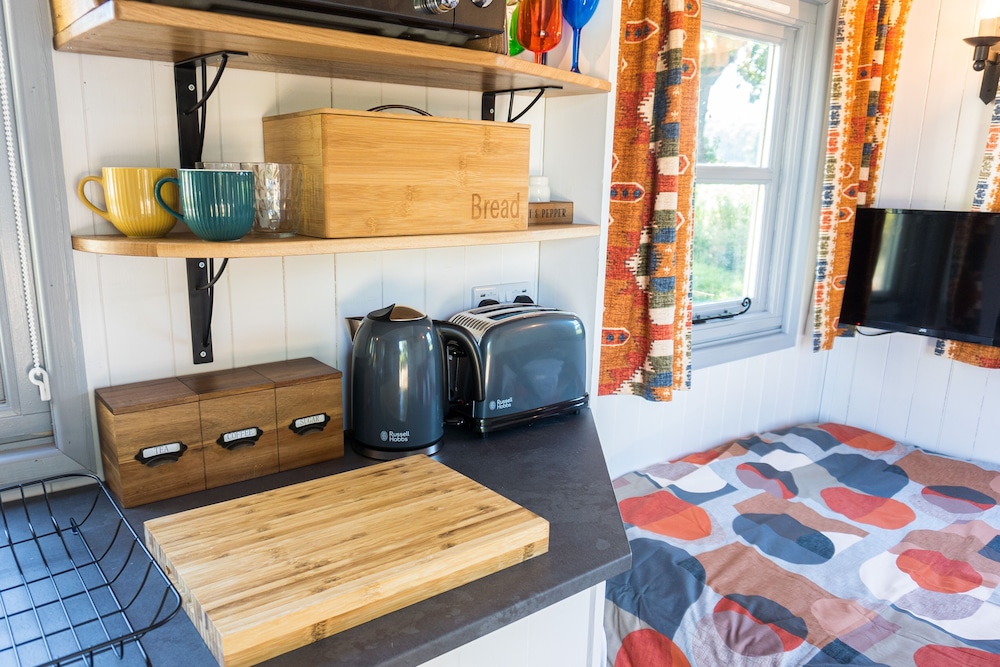 The Hideaway Hut - 1 Bed Shepherds Hut - Hereford - Gloucestershire