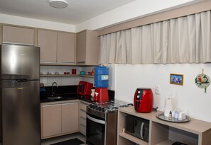 Apartamento Standard | Cozinha privada | Um frigorífico/congelador grande, um micro-ondas, liquidificador