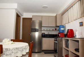 Apartamento Standard | Cozinha privada | Um frigorífico/congelador grande, um micro-ondas, liquidificador