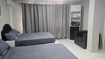Quarto Duplo Comfort, 1 quarto, não fumadores, vista para a colina | Edredões de penas, secretária, cortinas/cortinados opacos