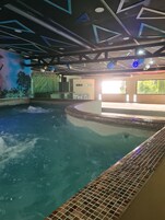 Piscina interior, 2 piscinas exteriores 