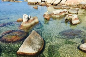 Água límpida com pedras.