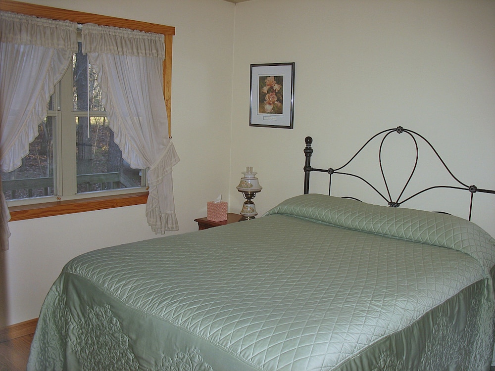 Cabin on wooded ridge, stair-free, 2 bedroom, child & pet friendly ...