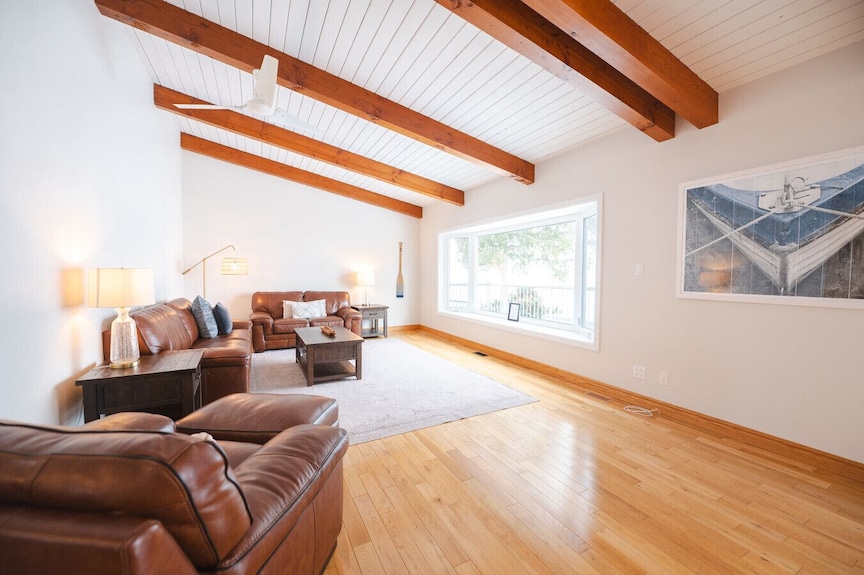 Breathtaking 5 Bedroom Waterfront Home With Hot Tub! - Ontario