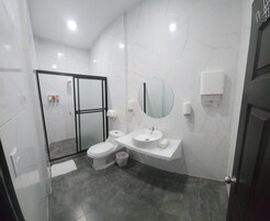 Um polibã, um chuveiro fixo, toalhas fornecidas, sabão