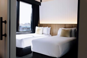 Apartamento Deluxe, 1 quarto | Roupa de alta qualidade, camas de colchão pillowtop, secretária 