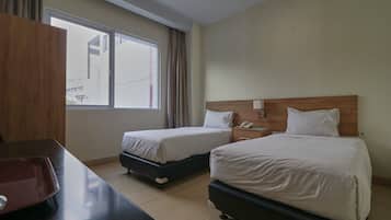 Quarto Twin Deluxe | Minibar, secretária, Wi-fi grátis, roupa de cama fornecida