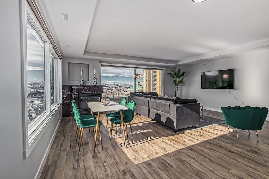 Downtown Sub Penthouse W City Views - Calgary