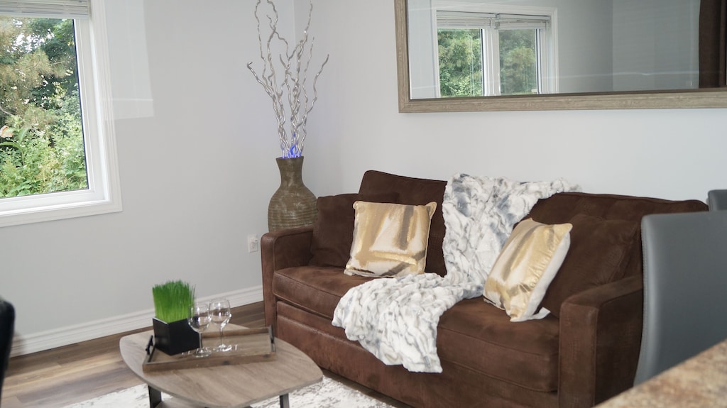 Cheerful 2 Bdrm House, Free Netflix, Free Parking For 2 Cars -