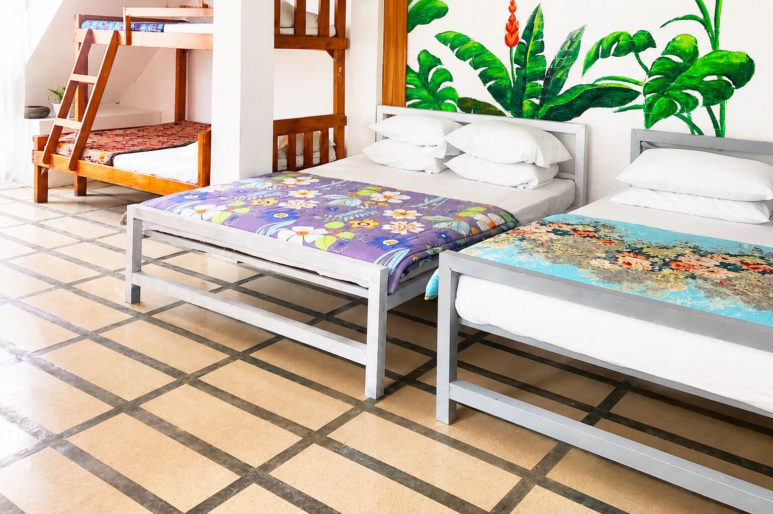 Quarto com duas camas, uma escada de madeira, uma cadeira e uma planta grande.
