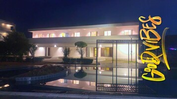 15 piscinas externas