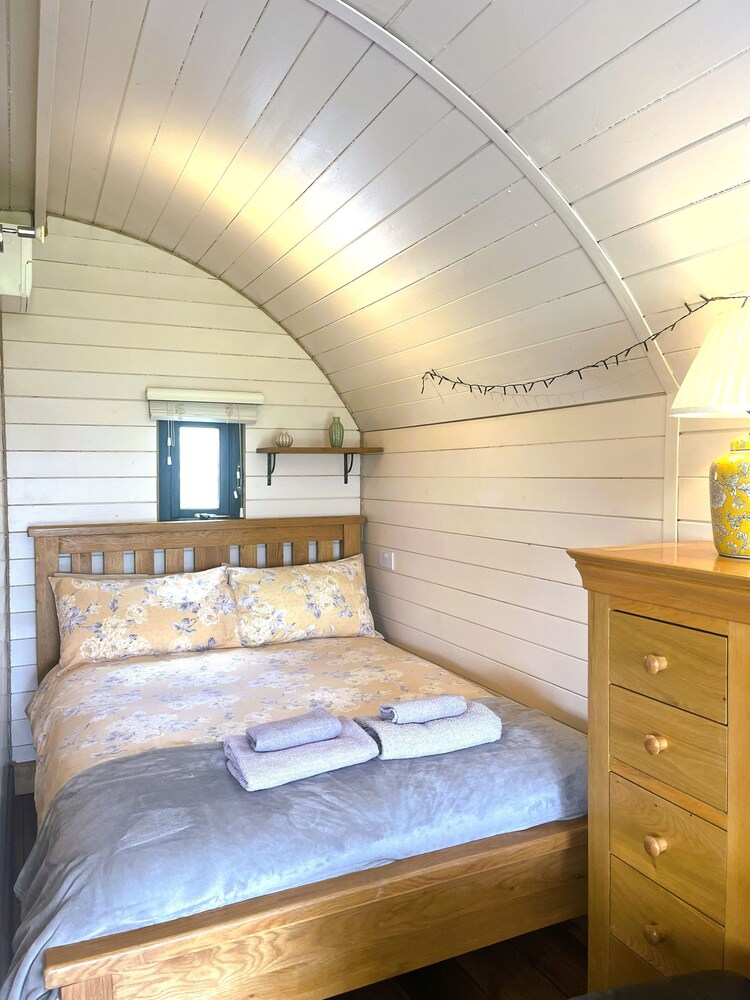 Mountain View Pod - Glamping pod sleeping 2 guests, Pet Friendly - St ...