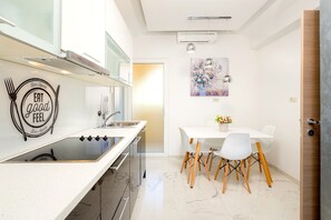 Cobertura premium, 2 quartos, vista para o mar, de frente para o mar | Cozinha privada | Geladeira grande, micro-ondas, cafeteira/chaleira, chaleira elétrica