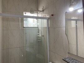 Estúdio | Banheiro | Chuveiro, chuveiro com efeito de chuva